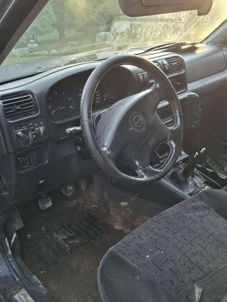 Blue Opel Frontera 2000 in Moletai, with an engine capacity of 2.20 L and mileage of 324 thousand km for 950 €, photo 11 on AUTOMOTO.COM.LV