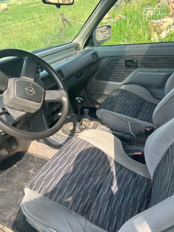 Opel Frontera 1994 in Prienai, with an engine capacity of 2.30 L and mileage of 250 thousand km for 550 €, photo 4 on AUTOMOTO.COM.LV