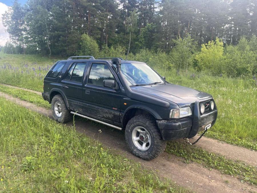 Green Opel Frontera 1995 in Vilnius, with an engine capacity of 2.26 L and mileage of 230 thousand km for 1950 €, photo 1 on AUTOMOTO.COM.LV