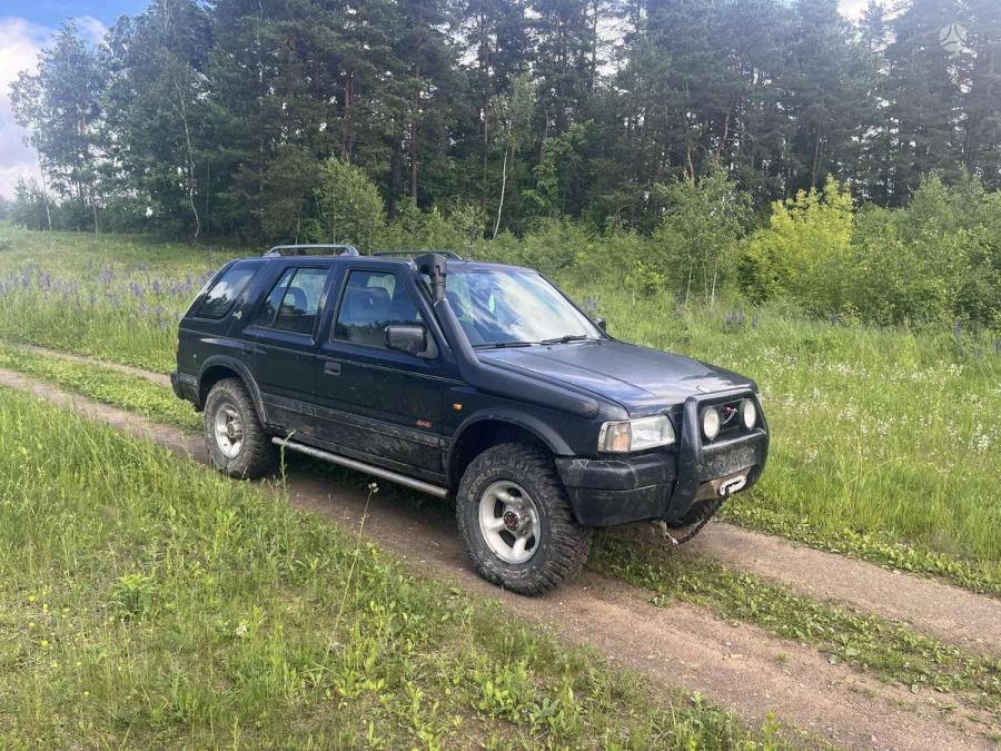 Green Opel Frontera 1995 in Vilnius, with an engine capacity of 2.26 L and mileage of 230 thousand km for 1950 €, photo 7 on AUTOMOTO.COM.LV