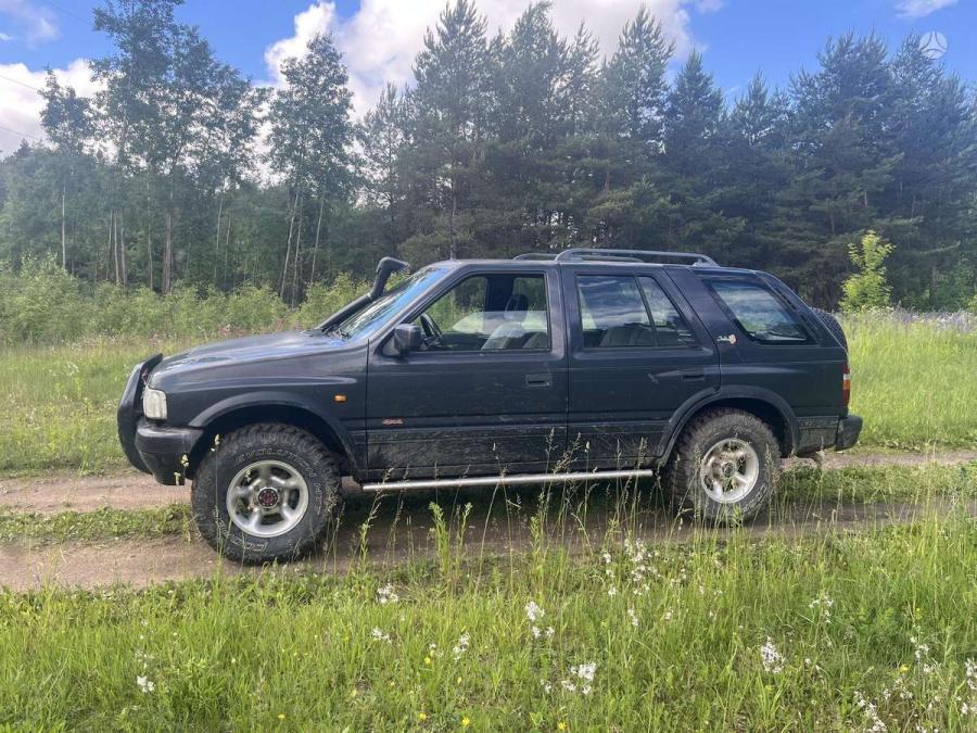 Green Opel Frontera 1995 in Vilnius, with an engine capacity of 2.26 L and mileage of 230 thousand km for 1950 €, photo 10 on AUTOMOTO.COM.LV