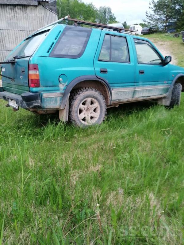 Green Opel Frontera 1996 in Ludza, with an engine capacity of 2.80 L and mileage of 393 thousand km for 1300 €, photo 3 on AUTOMOTO.COM.LV