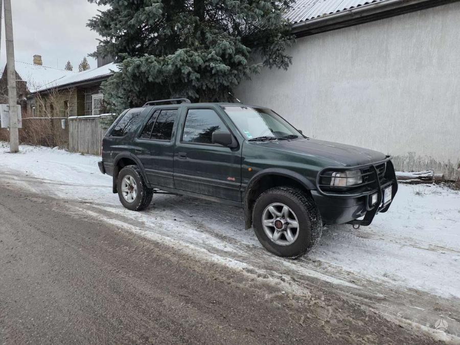 Green Opel Frontera 1998 in Vilnius, with an engine capacity of 2.20 L and mileage of 217 thousand km for 1750 €, photo 1 on AUTOMOTO.COM.LV