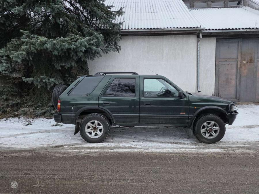 Green Opel Frontera 1998 in Vilnius, with an engine capacity of 2.20 L and mileage of 217 thousand km for 1750 €, photo 2 on AUTOMOTO.COM.LV