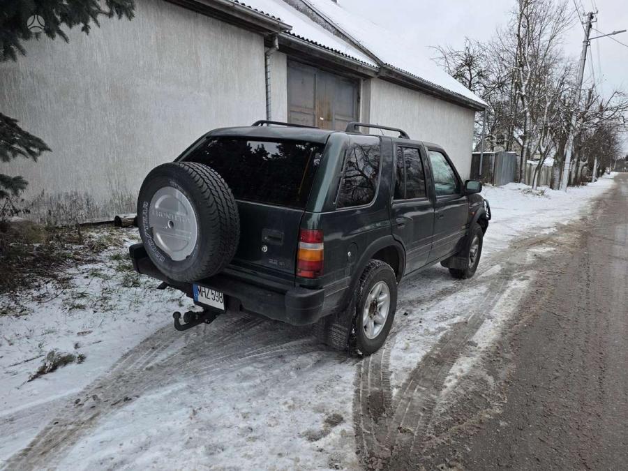 Green Opel Frontera 1998 in Vilnius, with an engine capacity of 2.20 L and mileage of 217 thousand km for 1750 €, photo 3 on AUTOMOTO.COM.LV