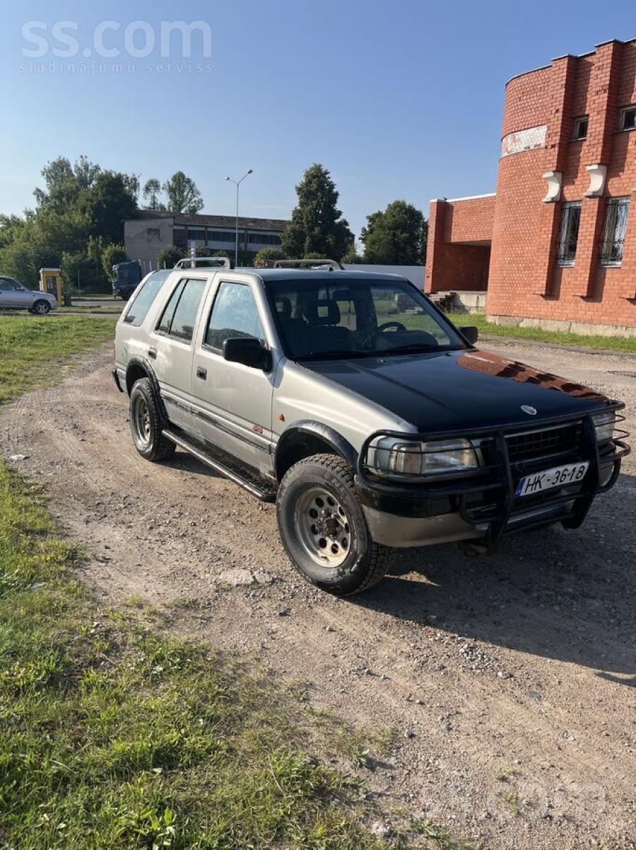 Pelēks Opel Frontera 1996 Krāslava, ar dzinēja tilpumu 2.30 L un nobraukumu 262 tūkst. km par 2300 €, foto 3 vietnē AUTOMOTO.COM.LV