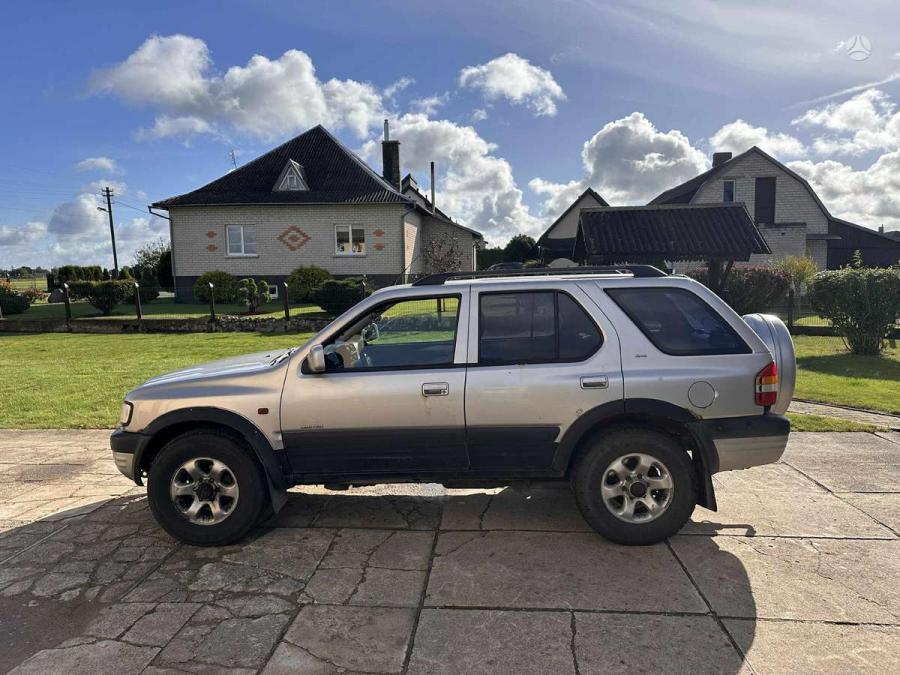 Grey Opel Frontera 2000 in Siauliai, with an engine capacity of 2.20 L and mileage of 314 thousand km for 1350 €, photo 2 on AUTOMOTO.COM.LV