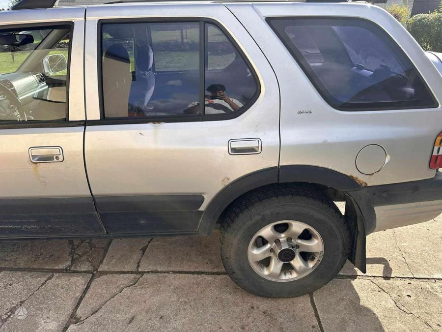 Grey Opel Frontera 2000 in Siauliai, with an engine capacity of 2.20 L and mileage of 314 thousand km for 1350 €, photo 4 on AUTOMOTO.COM.LV