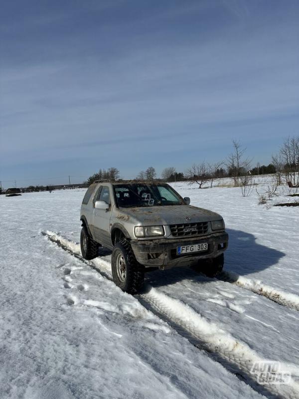 Grey Opel Frontera 2001 in Panevezys, with an engine capacity of 2.20 L and mileage of 326 thousand km for 900 €, photo 2 on AUTOMOTO.COM.LV