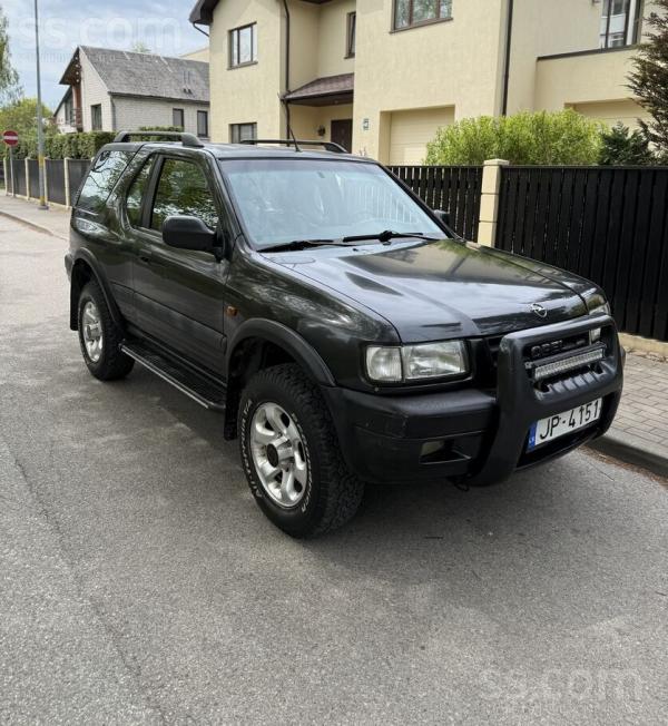 Black Opel Frontera Sport 2000 in Liepaja, with an engine capacity of 2.20 L and mileage of 184 thousand km for 2800 €, photo 1 on AUTOMOTO.COM.LV