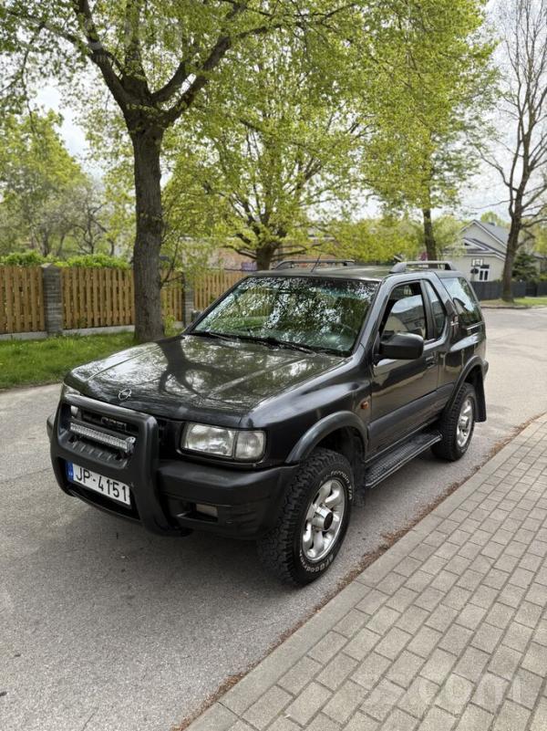 Black Opel Frontera Sport 2000 in Liepaja, with an engine capacity of 2.20 L and mileage of 184 thousand km for 2800 €, photo 2 on AUTOMOTO.COM.LV