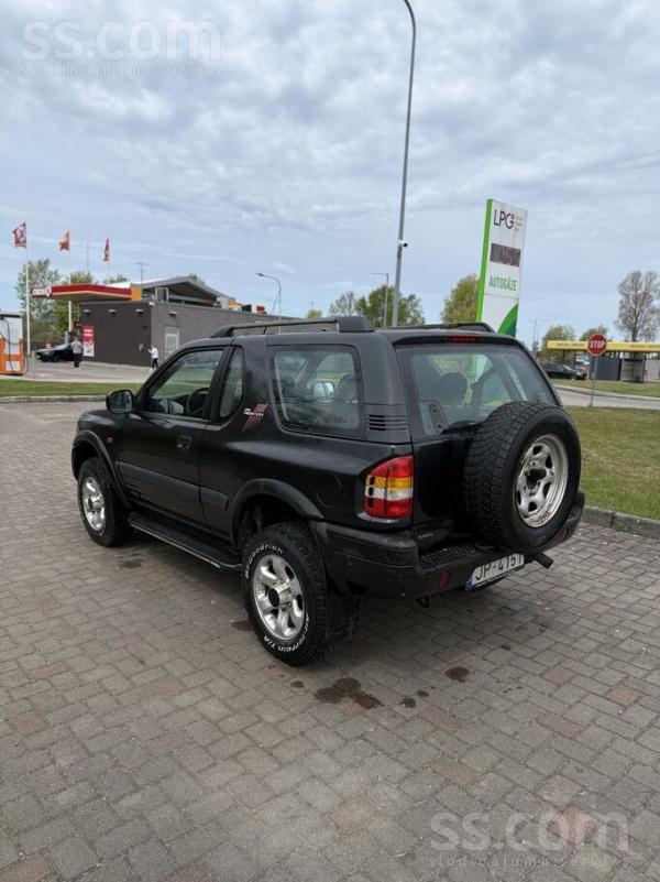 Black Opel Frontera Sport 2000 in Liepaja, with an engine capacity of 2.20 L and mileage of 184 thousand km for 2800 €, photo 3 on AUTOMOTO.COM.LV