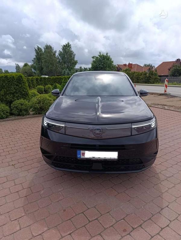 Melns Opel Grandland 2025 Klaipėda, ar dzinēja tilpumu 1.20 L un nobraukumu 17 tūkst. km par 28100 €, foto 2 vietnē AUTOMOTO.COM.LV