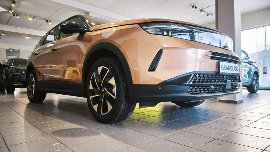 Brown Opel Grandland 2026 in Klaipeda, with an engine capacity of 1.20 L and mileage of 20 thousand km for 31900 €, photo 2 on AUTOMOTO.COM.LV