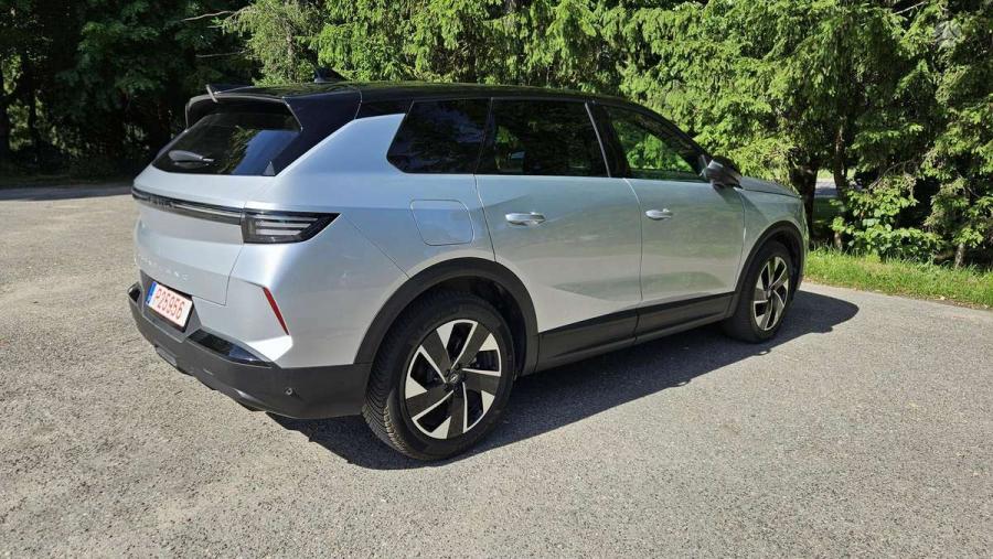 Pelēks Opel Grandland 2025 Klaipėda, ar dzinēja tilpumu 1.20 L un nobraukumu 22 tūkst. km par 25700 €, foto 5 vietnē AUTOMOTO.COM.LV