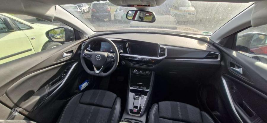 Red Opel Grandland 2024 in Kelme, with an engine capacity of 1.20 L and mileage of 9 thousand km for 11200 €, photo 11 on AUTOMOTO.COM.LV