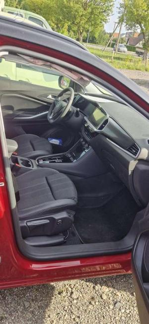 Red Opel Grandland 2024 in Kelme, with an engine capacity of 1.20 L and mileage of 9 thousand km for 11200 €, photo 12 on AUTOMOTO.COM.LV