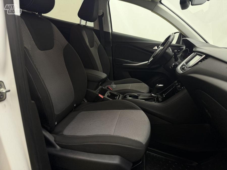 White Opel Grandland 2020 in Avizieniai, with an engine capacity of 1.20 L and mileage of 98 thousand km for 11450 €, photo 15 on AUTOMOTO.COM.LV