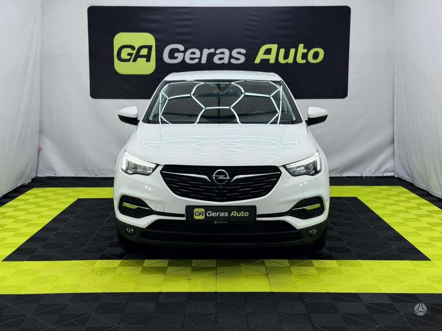 White Opel Grandland 2020 in Vilnius, with an engine capacity of 1.20 L and mileage of 98 thousand km for 11450 €, photo 8 on AUTOMOTO.COM.LV