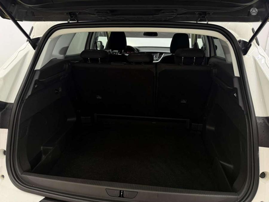 White Opel Grandland 2020 in Vilnius, with an engine capacity of 1.20 L and mileage of 98 thousand km for 11450 €, photo 13 on AUTOMOTO.COM.LV