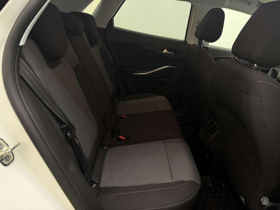 White Opel Grandland 2020 in Vilnius, with an engine capacity of 1.20 L and mileage of 98 thousand km for 11450 €, photo 14 on AUTOMOTO.COM.LV