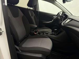 White Opel Grandland 2020 in Vilnius, with an engine capacity of 1.20 L and mileage of 98 thousand km for 11450 €, photo 15 on AUTOMOTO.COM.LV
