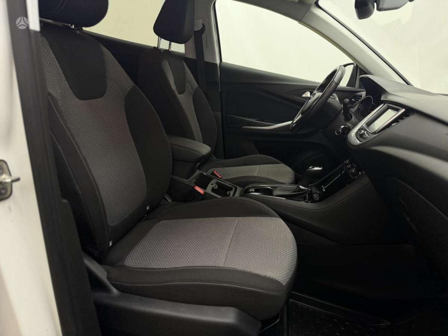White Opel Grandland 2020 in Vilnius, with an engine capacity of 1.20 L and mileage of 98 thousand km for 11450 €, photo 15 on AUTOMOTO.COM.LV