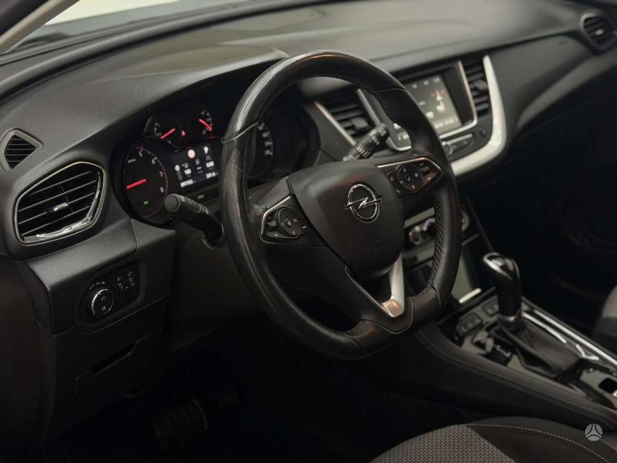 White Opel Grandland 2020 in Vilnius, with an engine capacity of 1.20 L and mileage of 98 thousand km for 11400 €, photo 10 on AUTOMOTO.COM.LV