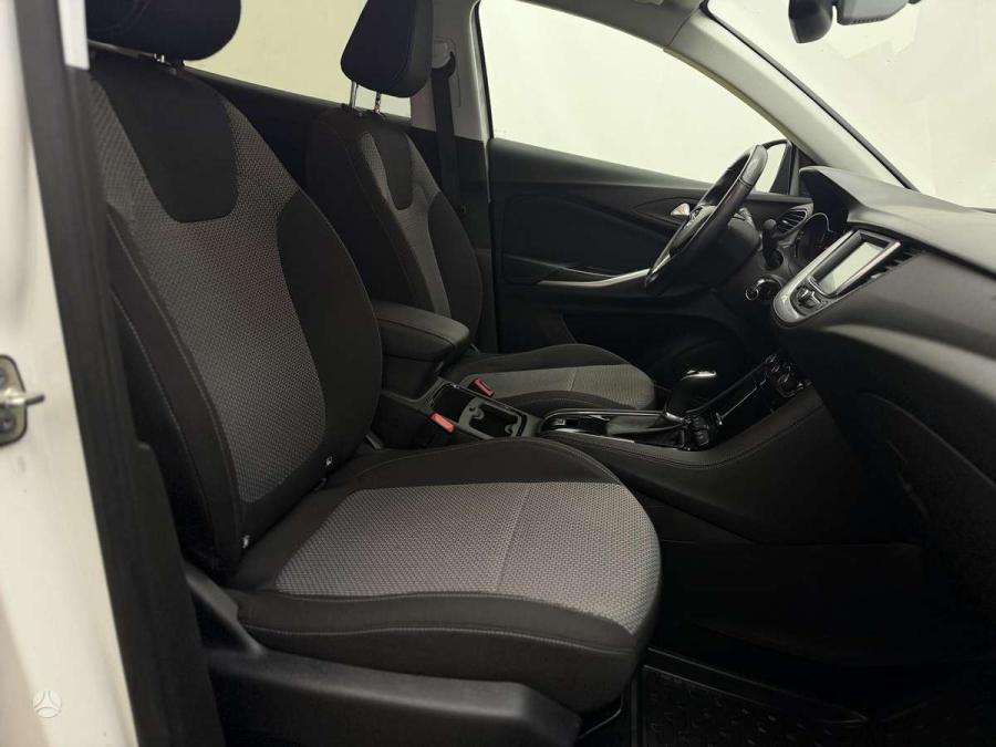 White Opel Grandland 2020 in Vilnius, with an engine capacity of 1.20 L and mileage of 98 thousand km for 11400 €, photo 15 on AUTOMOTO.COM.LV