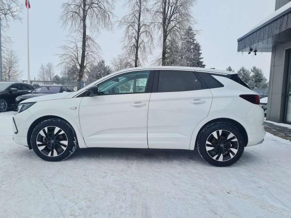 White Opel Grandland 2022 in Siauliai, with an engine capacity of 1.50 L and mileage of 172 thousand km for 15718 €, photo 4 on AUTOMOTO.COM.LV