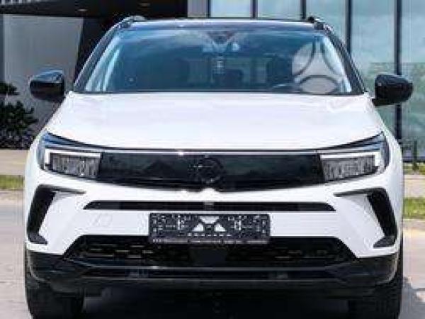 White Opel Grandland 2022 in Siauliai, with an engine capacity of 1.50 L and mileage of 241 thousand km for 15450 €, photo 3 on AUTOMOTO.COM.LV