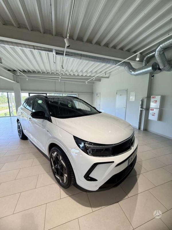 White Opel Grandland 2023 in Siauliai, with an engine capacity of 1.60 L and mileage of 99 thousand km for 21500 €, photo 3 on AUTOMOTO.COM.LV