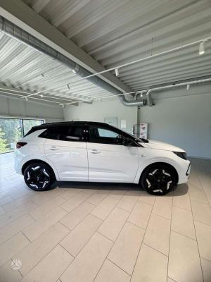 Balts Opel Grandland 2023 Šauļi, ar dzinēja tilpumu 1.60 L un nobraukumu 99 tūkst. km par 21500 €, foto 5 vietnē AUTOMOTO.COM.LV