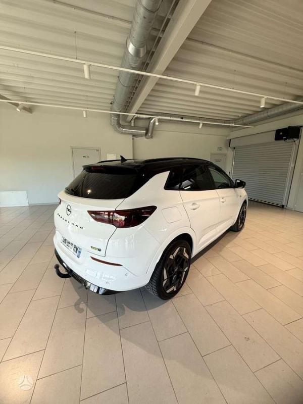 White Opel Grandland 2023 in Siauliai, with an engine capacity of 1.60 L and mileage of 99 thousand km for 21500 €, photo 5 on AUTOMOTO.COM.LV