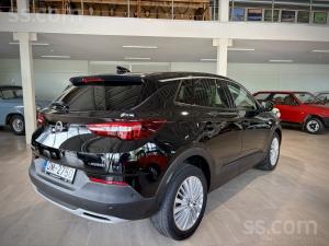Black Opel Grandland X 2018 in Dobele, with an engine capacity of 1.20 L and mileage of 177 thousand km for 12750 €, photo 4 on AUTOMOTO.COM.LV