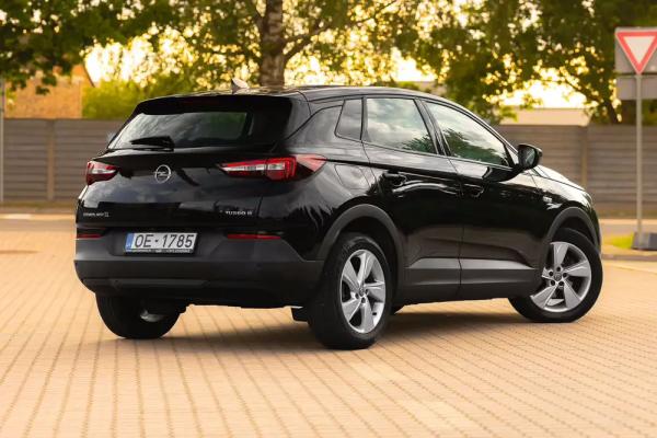 Black Opel Grandland X 2018 in Jelgava, with an engine capacity of 1.60 L and mileage of 155 thousand km for 11900 €, photo 5 on AUTOMOTO.COM.LV