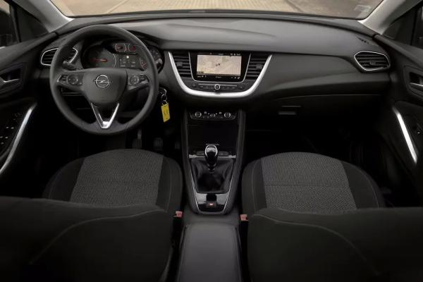 Black Opel Grandland X 2018 in Jelgava, with an engine capacity of 1.60 L and mileage of 155 thousand km for 11900 €, photo 7 on AUTOMOTO.COM.LV