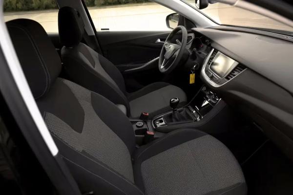 Black Opel Grandland X 2018 in Jelgava, with an engine capacity of 1.60 L and mileage of 155 thousand km for 11900 €, photo 10 on AUTOMOTO.COM.LV