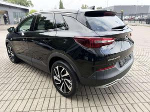 Black Opel Grandland X 2018 in Kaunas, with an engine capacity of 1.20 L and mileage of 145 thousand km for 10800 €, photo 5 on AUTOMOTO.COM.LV