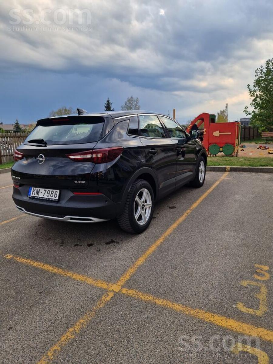 Black Opel Grandland X 2019 in Riga, with an engine capacity of 1.20 L and mileage of 143 thousand km for 9490 €, photo 4 on AUTOMOTO.COM.LV
