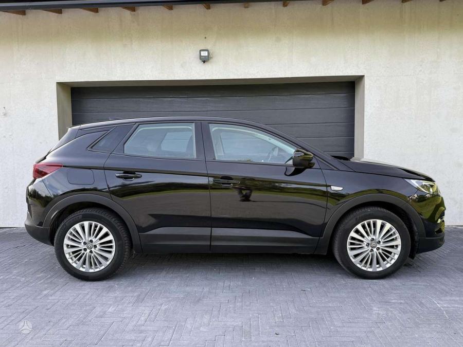 Black Opel Grandland X 2019 in Utena, with an engine capacity of 1.20 L and mileage of 169 thousand km for 7990 €, photo 7 on AUTOMOTO.COM.LV