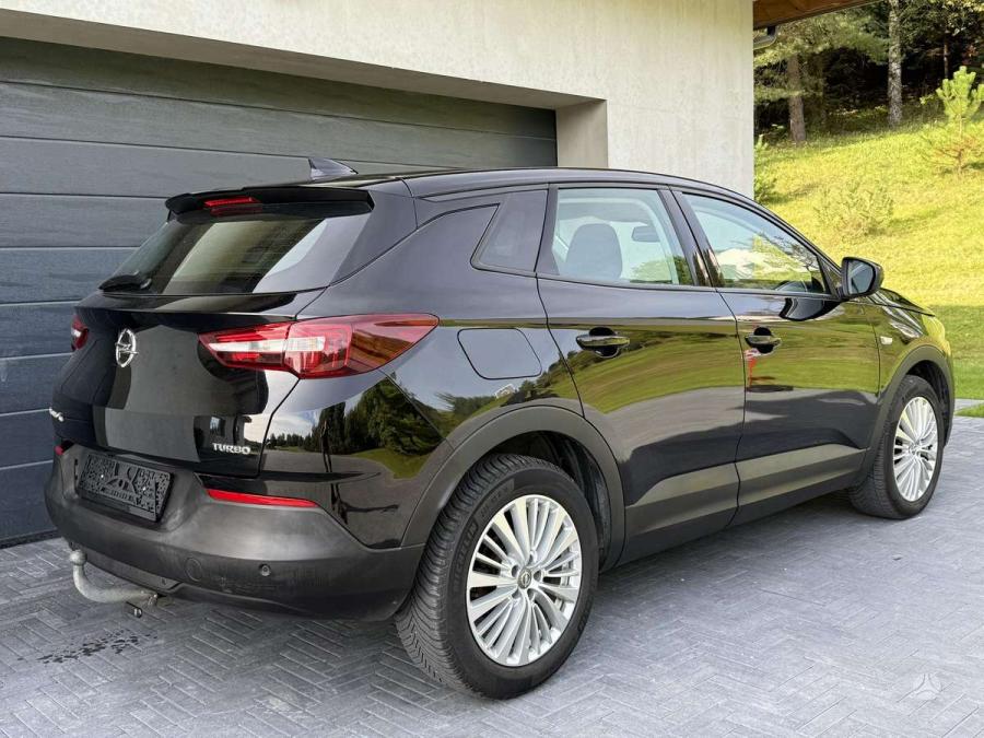 Black Opel Grandland X 2019 in Utena, with an engine capacity of 1.20 L and mileage of 169 thousand km for 7990 €, photo 8 on AUTOMOTO.COM.LV