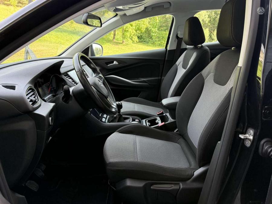 Black Opel Grandland X 2019 in Utena, with an engine capacity of 1.20 L and mileage of 169 thousand km for 7990 €, photo 18 on AUTOMOTO.COM.LV