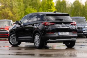 Black Opel Grandland X 2019 in Jelgava, with an engine capacity of 1.20 L and mileage of 133 thousand km for 8950 €, photo 4 on AUTOMOTO.COM.LV