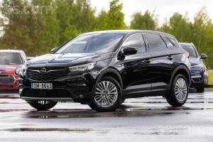 Black Opel Grandland X 2019 in Jelgava, with an engine capacity of 1.20 L and mileage of 133 thousand km for 8950 €, photo 5 on AUTOMOTO.COM.LV