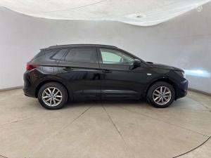 Black Opel Grandland X 2022 in Vilnius, with an engine capacity of 1.20 L and mileage of 103 thousand km for 15720 €, photo 4 on AUTOMOTO.COM.LV