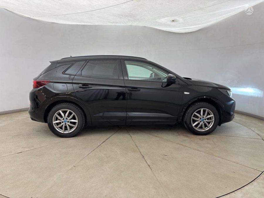 Black Opel Grandland X 2022 in Vilnius, with an engine capacity of 1.20 L and mileage of 103 thousand km for 15720 €, photo 4 on AUTOMOTO.COM.LV