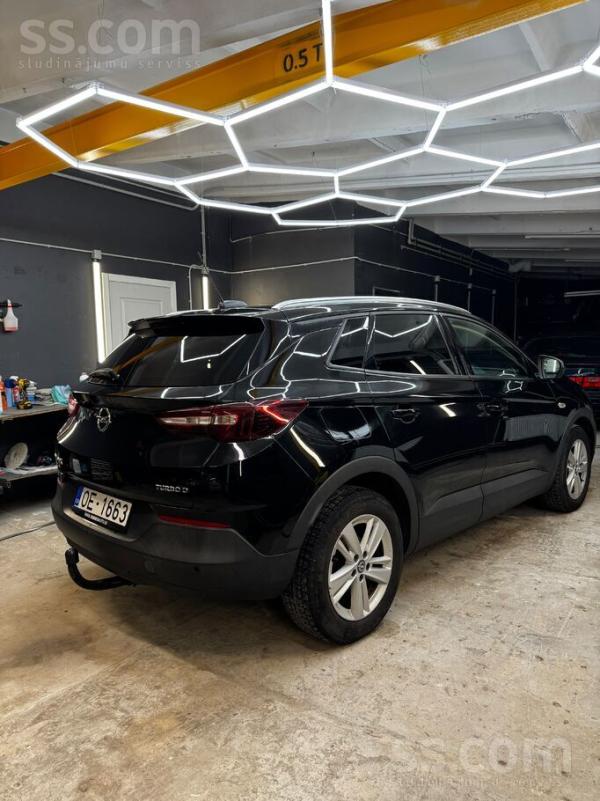 Black Opel Grandland X 2017 in Cesis, with an engine capacity of 1.60 L and mileage of 255 thousand km for 8000 €, photo 4 on AUTOMOTO.COM.LV