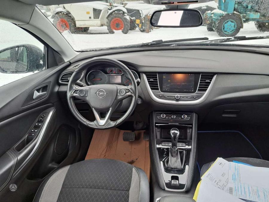Grey Opel Grandland X 2017 in Taurage, with an engine capacity of 1.20 L and mileage of 166 thousand km for 9400 €, photo 6 on AUTOMOTO.COM.LV