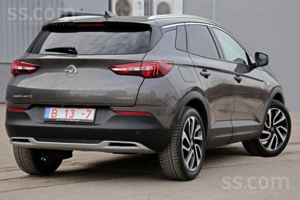 Grey Opel Grandland X 2017 in Tukums, with an engine capacity of 1.60 L and mileage of 200 thousand km for 10900 €, photo 4 on AUTOMOTO.COM.LV